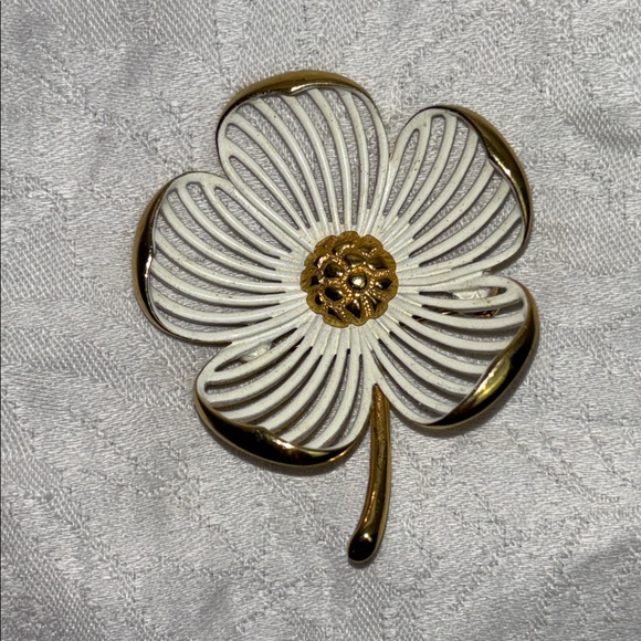 Monet | Jewelry | Vintage Monet White Enamelgold Tone Dogwood Flower ...